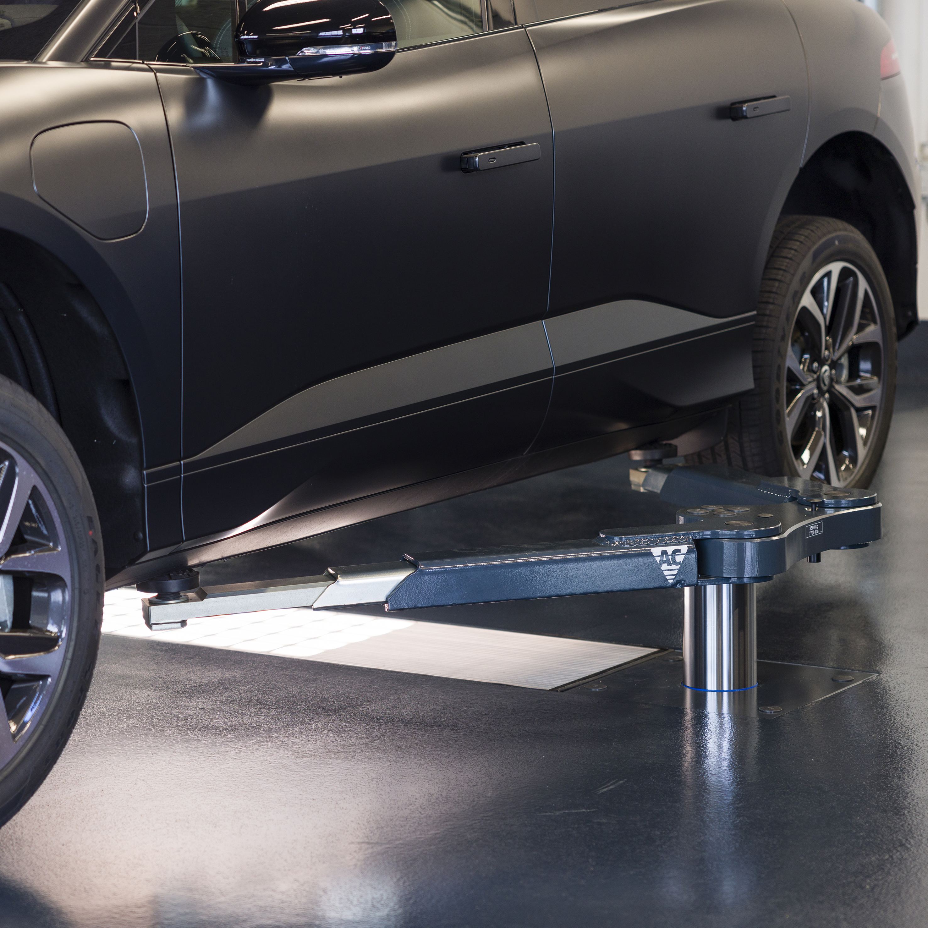 Light duty inground lift - Swingarm